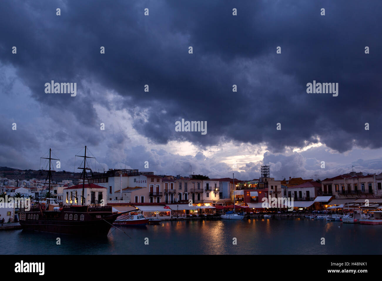 Greece, Crete, Rethimnon, Venetian harbour, storm clouds Stock Photo ...