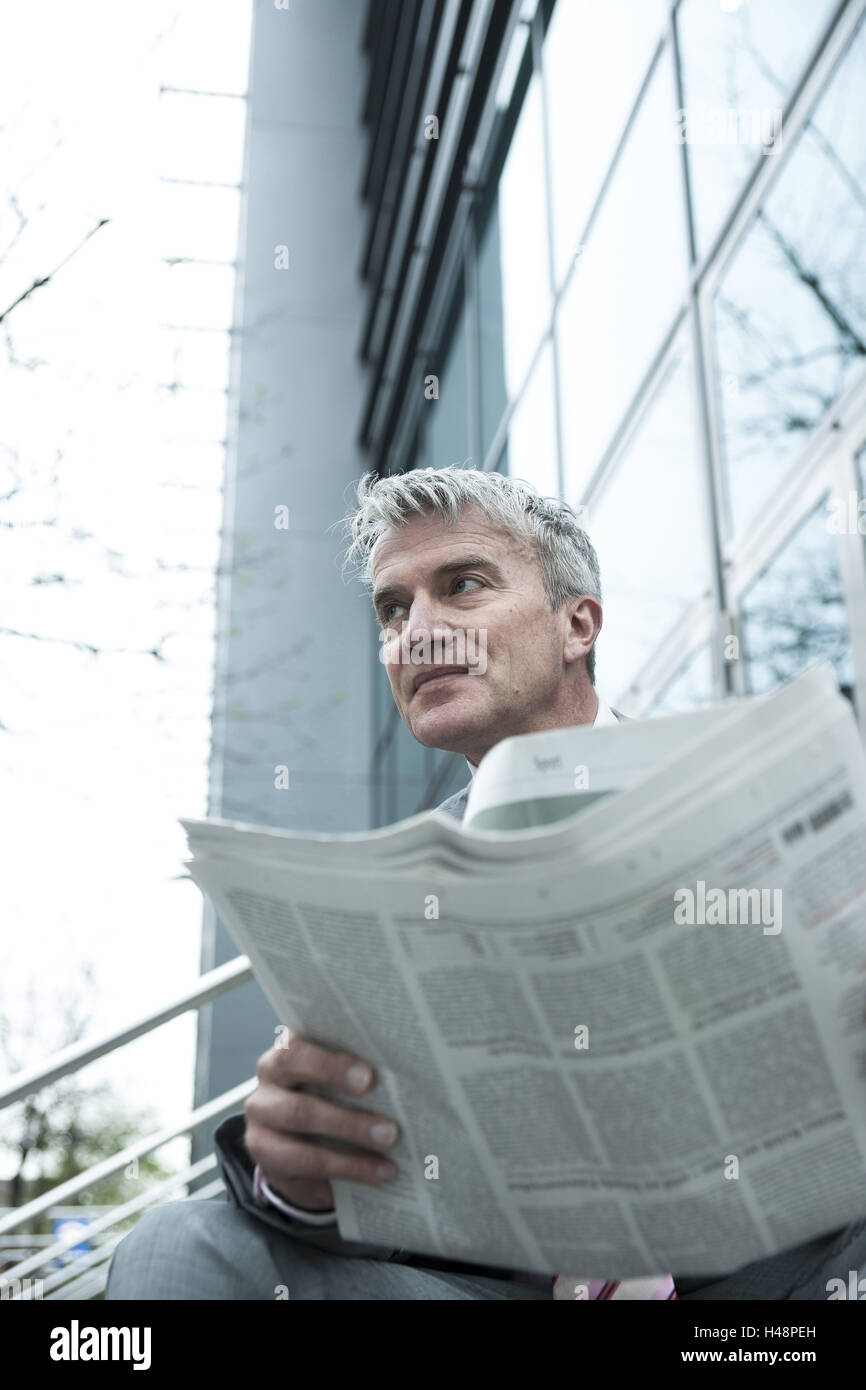 Managers, view at the side, newspaper, read, smile, portrait ...