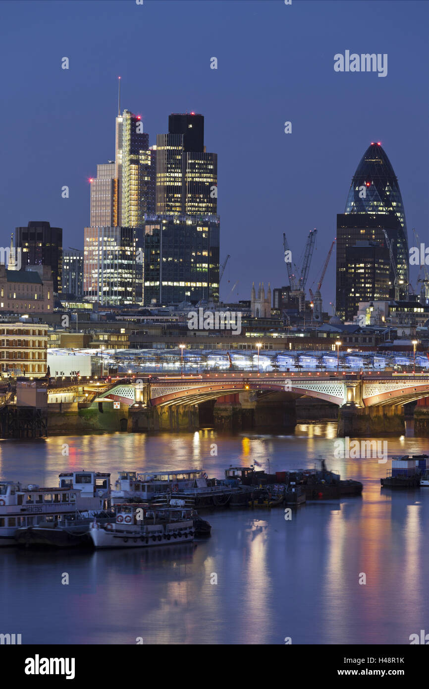 City of London, high rises, the Thames, ships, in the evening, England ...