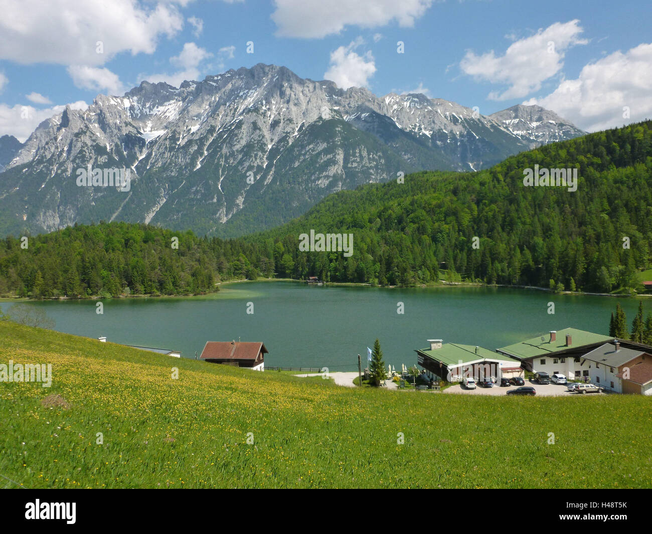 Germany, Upper Bavaria, loud lake with Mittenwald, Karwendelgebirge ...