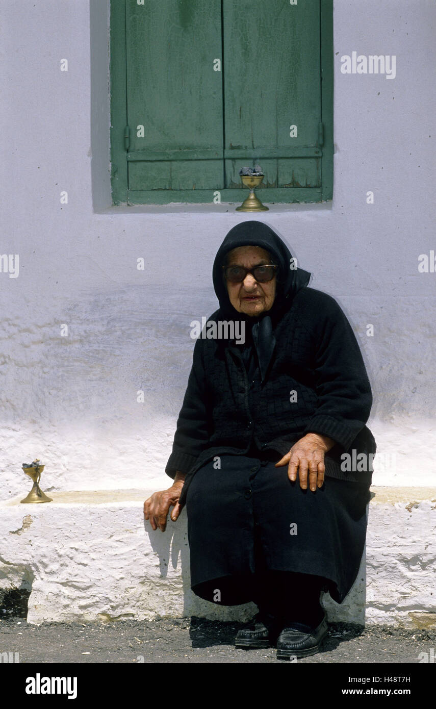 Old greek woman in black hi-res stock photography and images - Alamy
