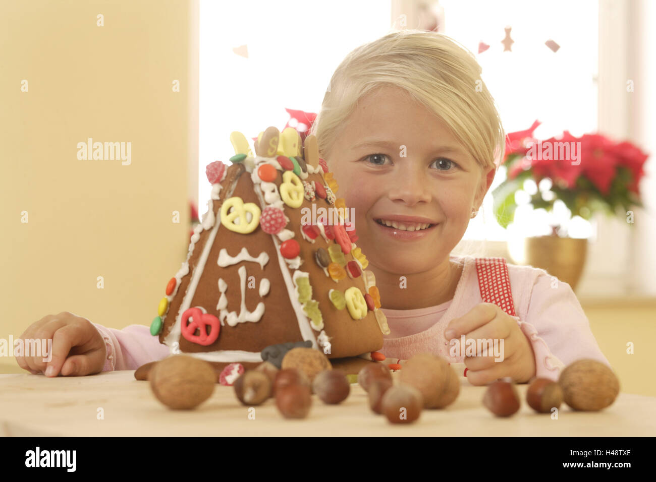 advent, girl, gingerbread-house, handicrafts, happy Stock Photo - Alamy