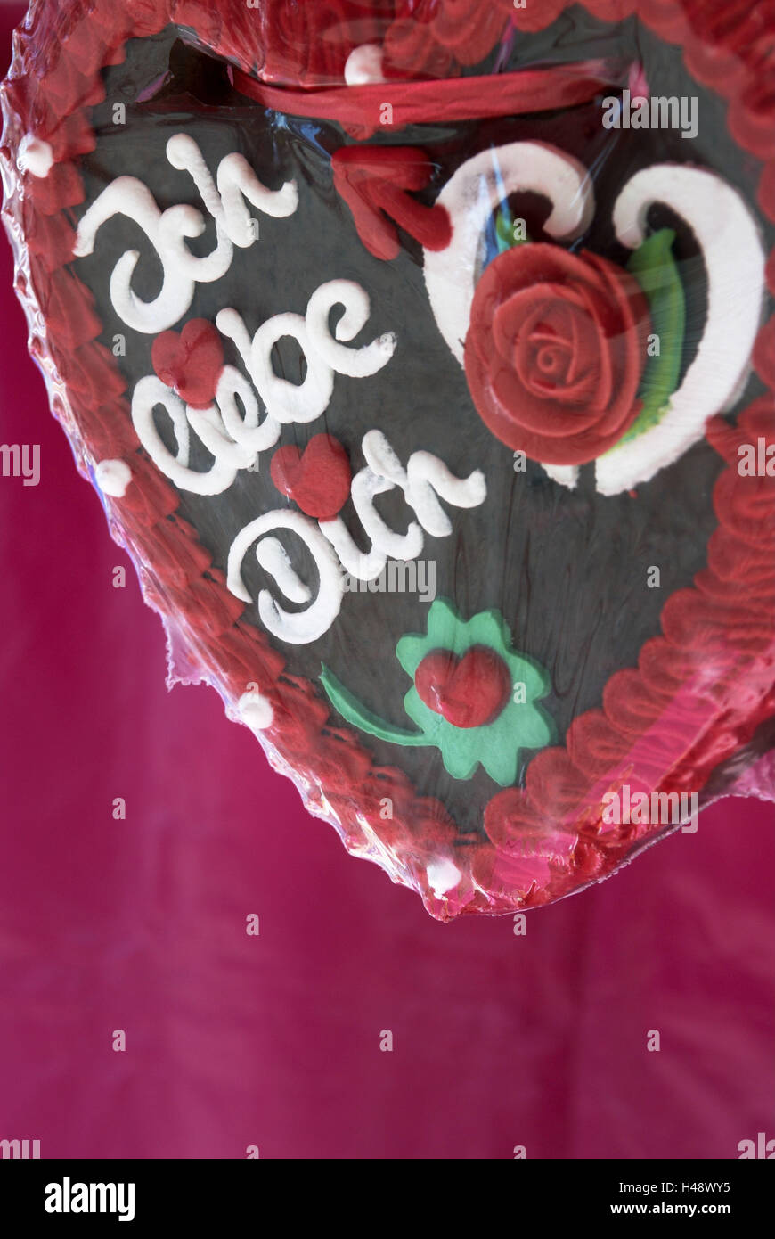 Gingerbread heart, heart, icing, stroke, red Stock Photo - Alamy