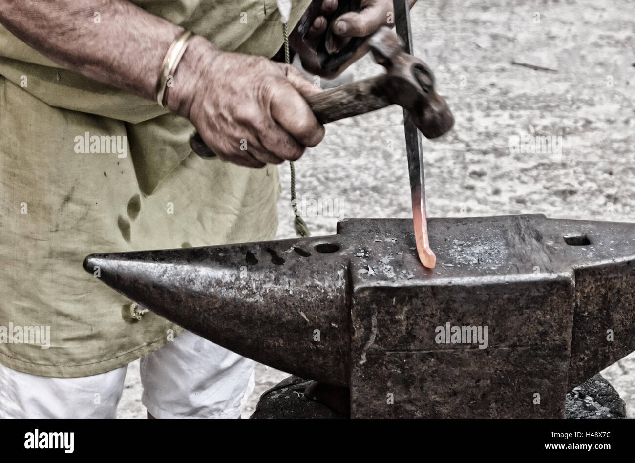 Blacksmith and anvil hi-res stock photography and images - Alamy
