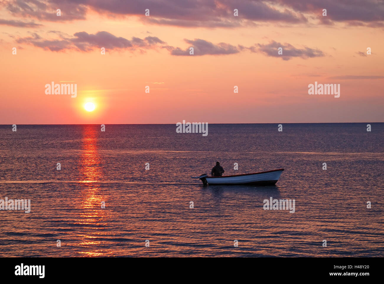 Man boat in sea sunset sky boat hi-res stock photography and images - Alamy