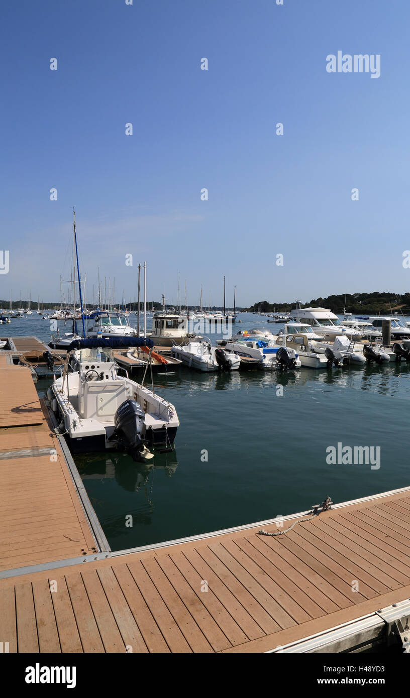 Boats moored in Marina, Rue Benoni Praud, Ile Aux Moines, Morbihan ...