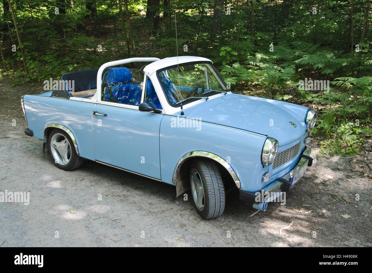 Satellite car hi-res stock photography and images - Alamy