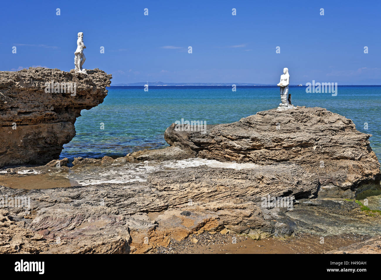 Two statues at beach hi-res stock photography and images - Alamy