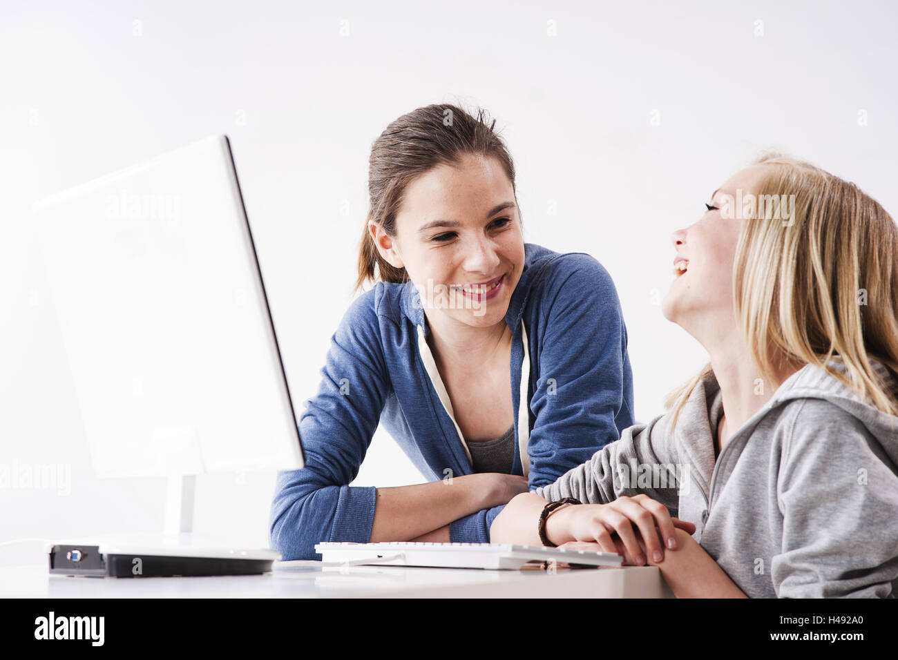 Two teen girls side by side hi-res stock photography and images - Alamy