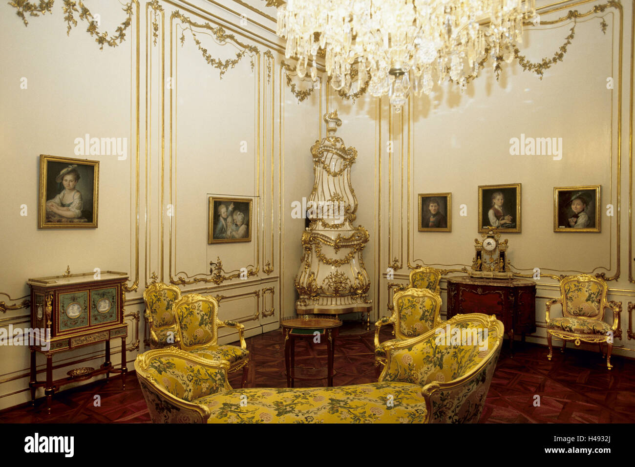 Yellow drawing room hi-res stock photography and images - Alamy