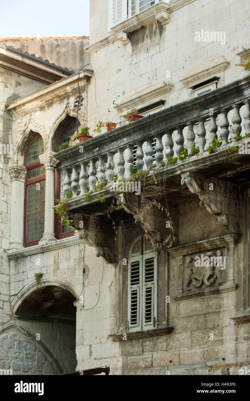Split building hi-res stock photography and images - Alamy