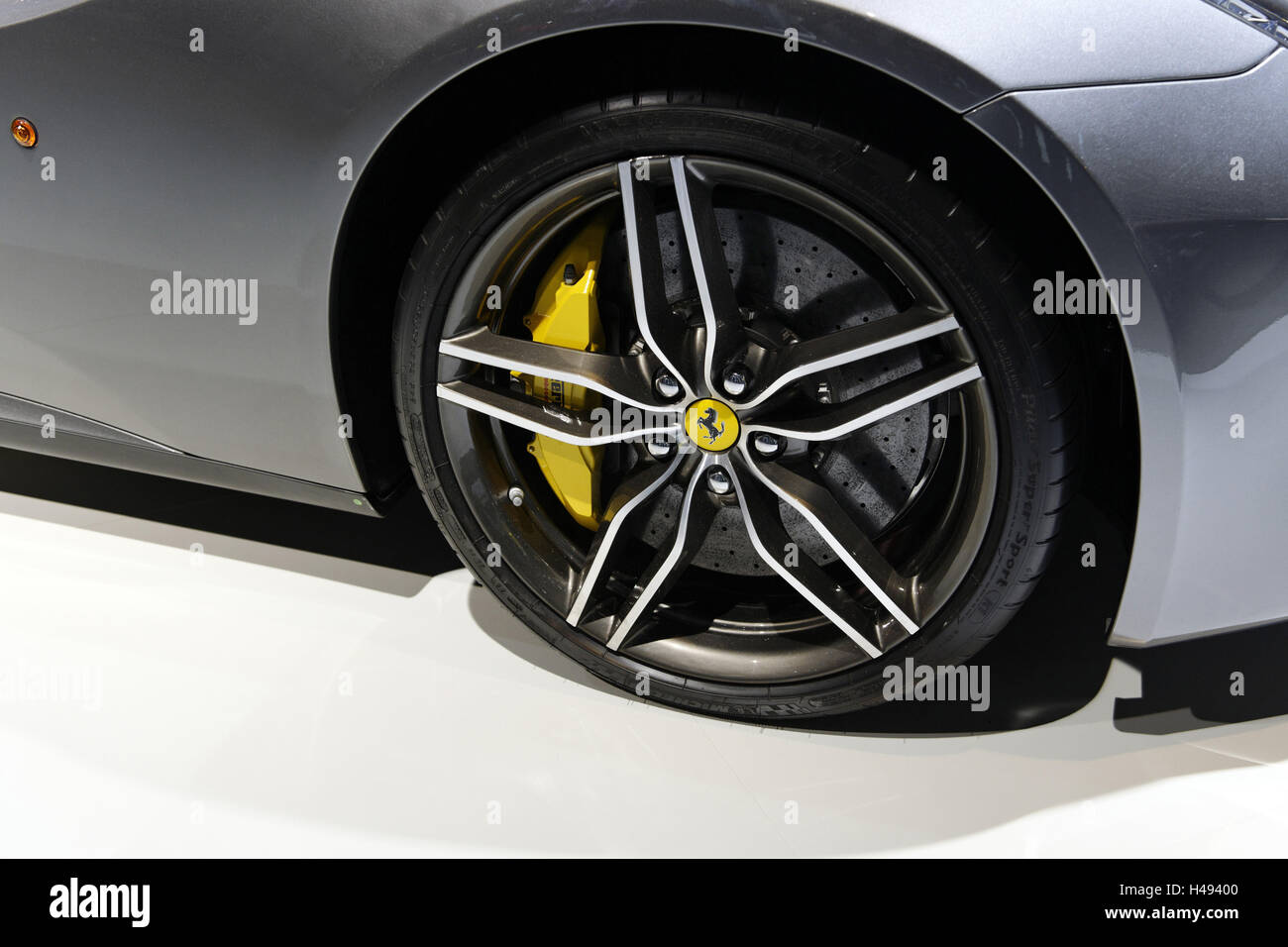 Front wheel, Ferrari, carbon brakes, International Motor Show ...