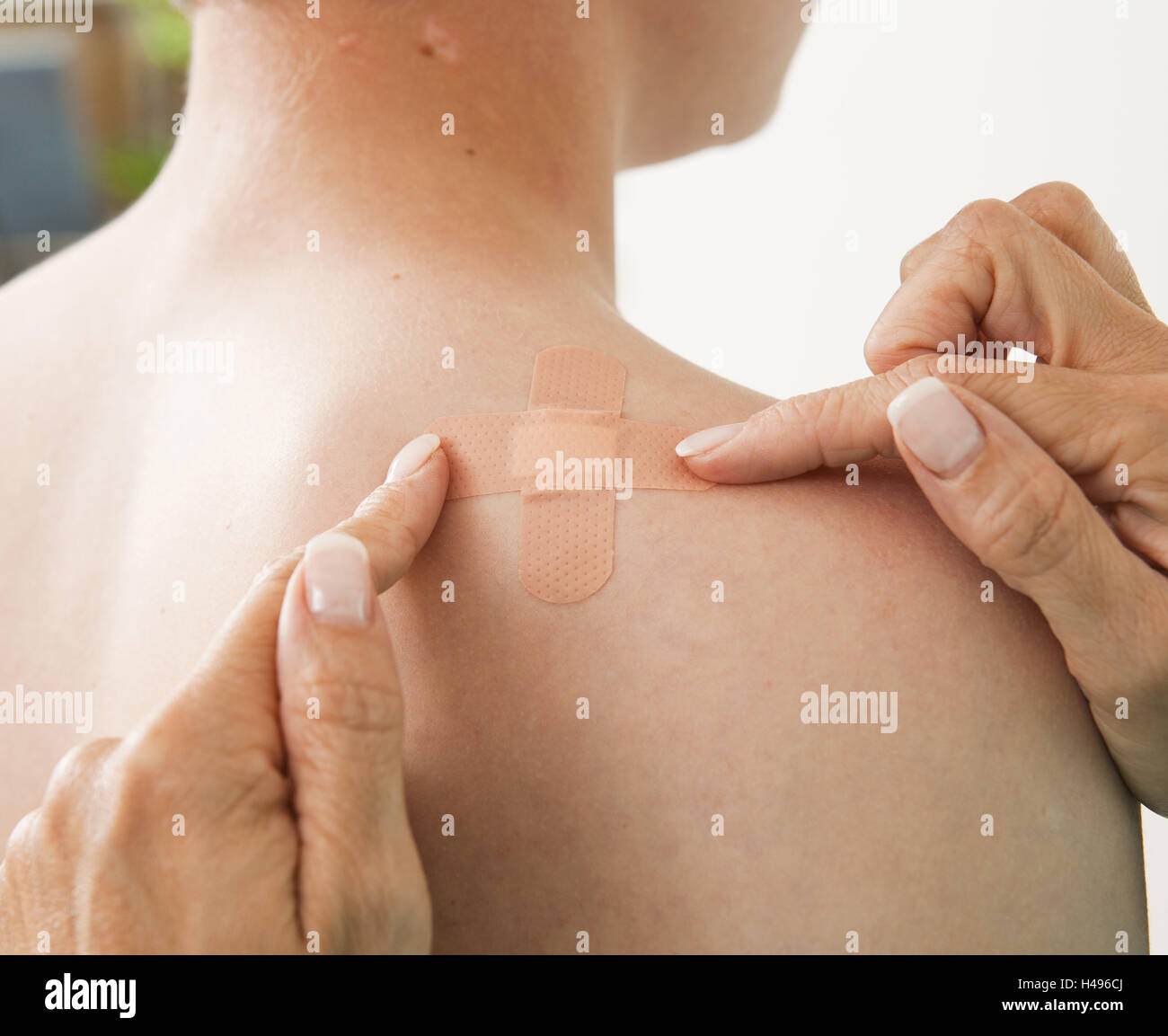 Shoulder wound hi-res stock photography and images - Alamy