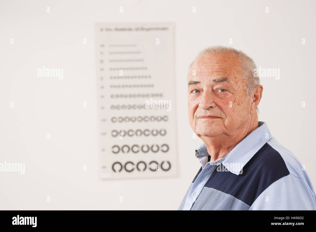 Senior eye test hi-res stock photography and images - Alamy