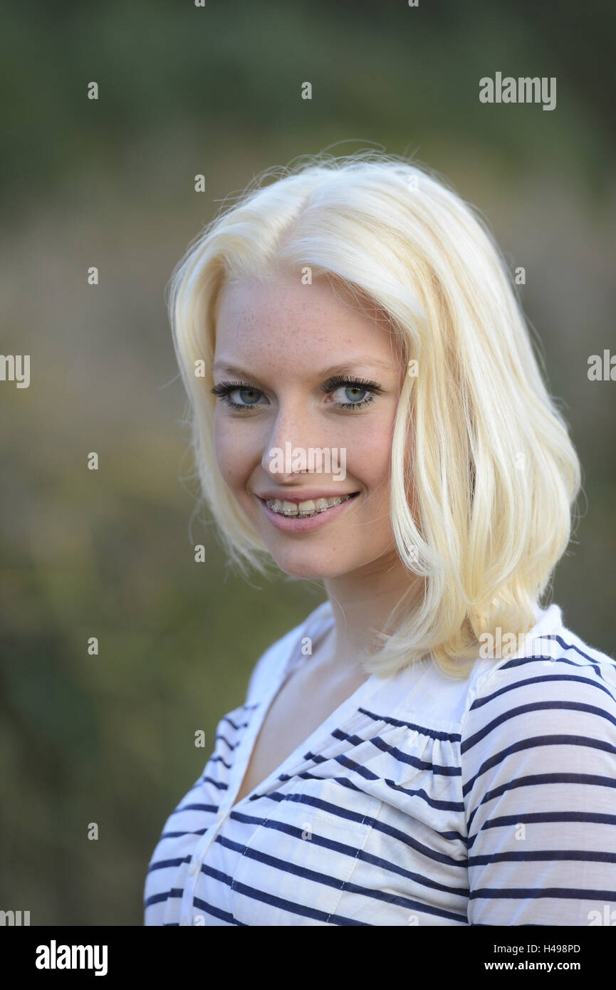 Young woman, portrait, head-on, view camera Stock Photo - Alamy