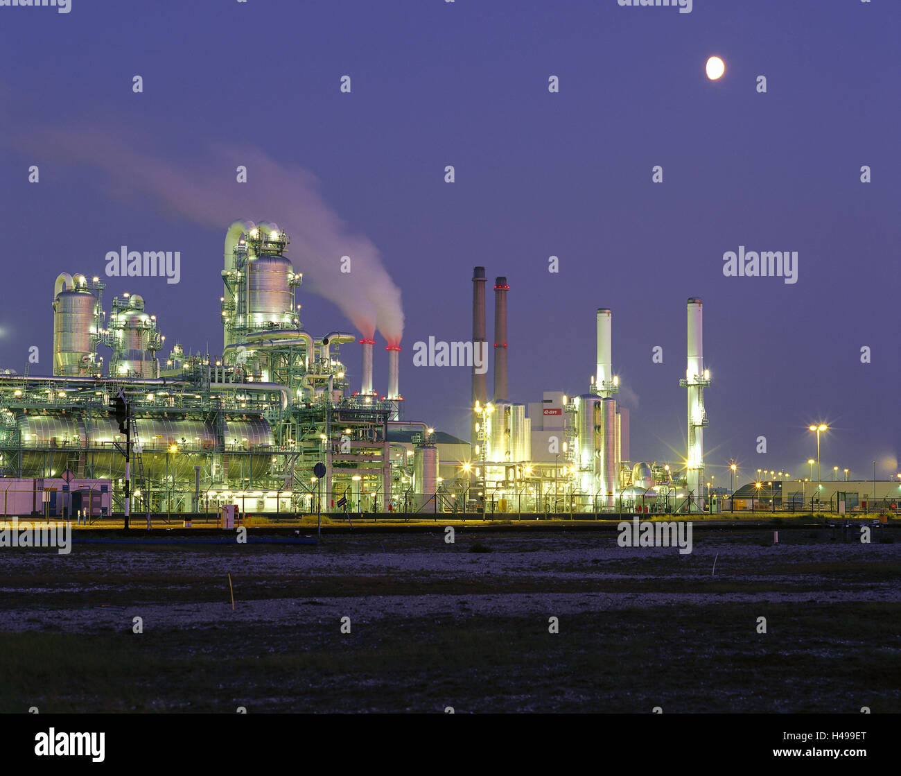 The Netherlands, Rotterdam, industrial zone Maasvlakte, dusk, lighting ...
