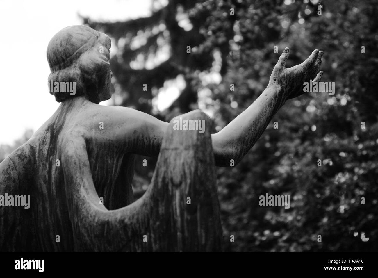 grave yard, grave, statue, angels, back view, s/w Stock Photo - Alamy