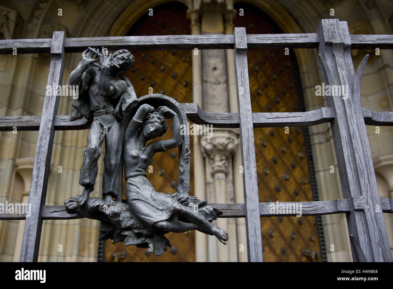 Grid gate castle hi-res stock photography and images - Alamy