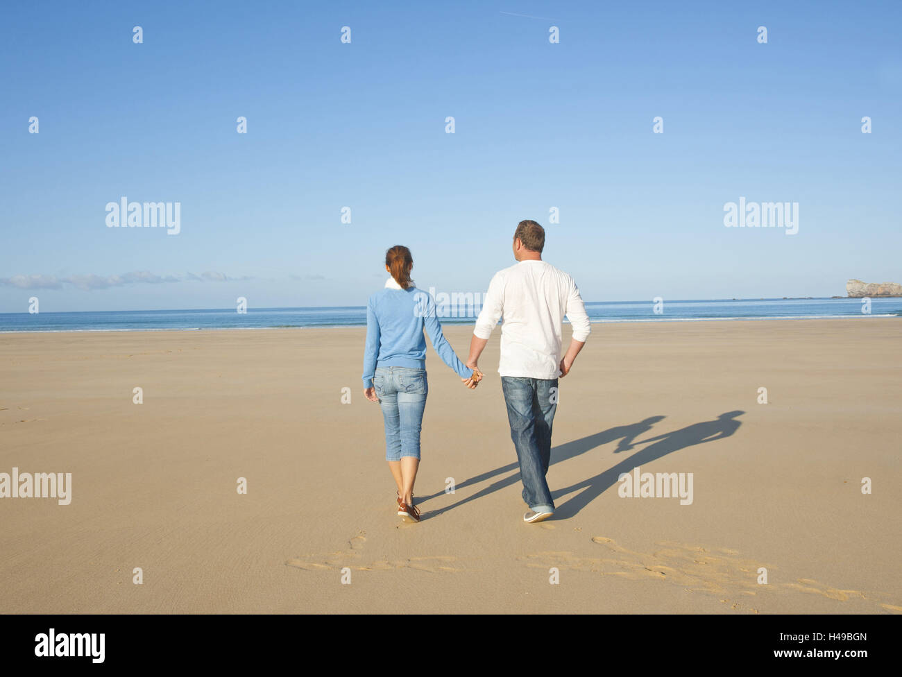 Couple on the beach, hand in hand Stock Photo - Alamy