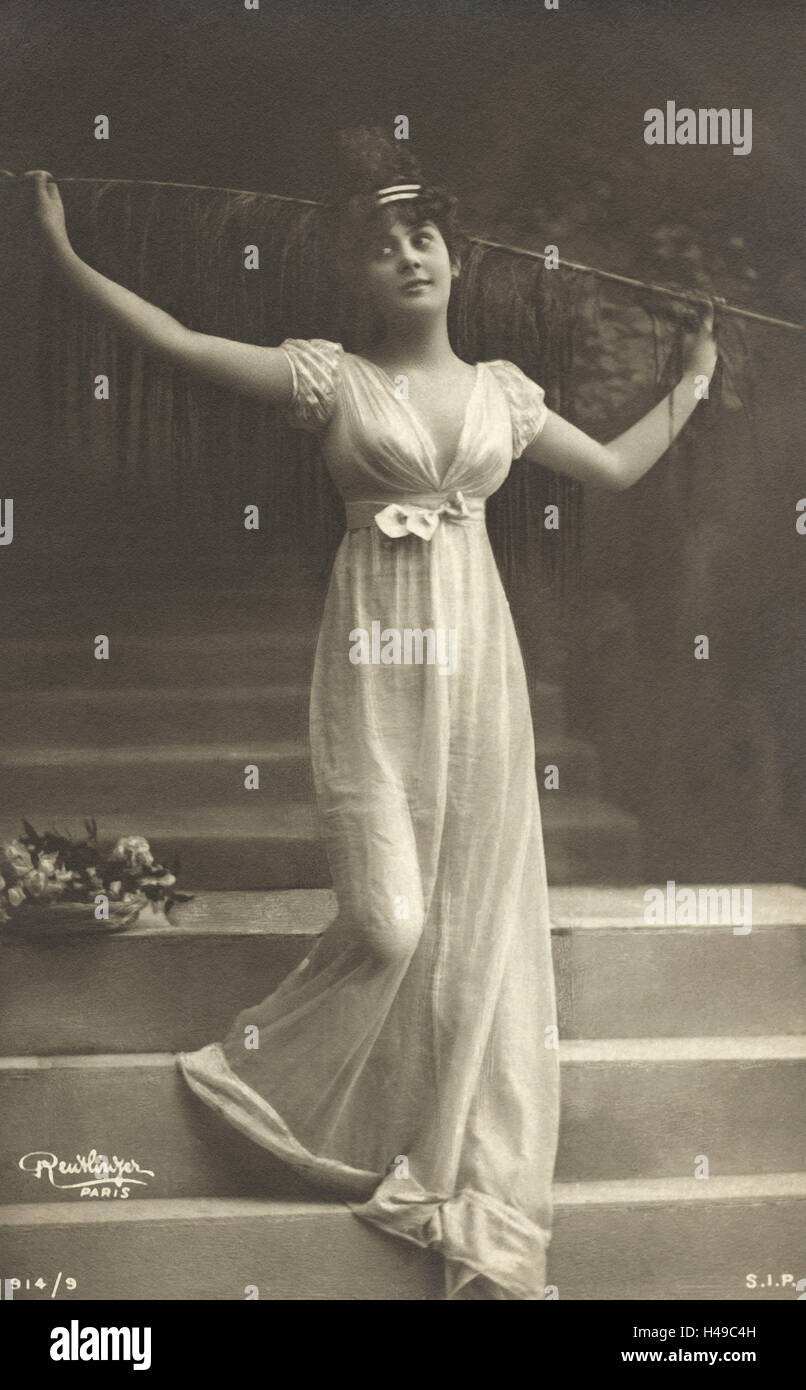 Nostalgia woman hi-res stock photography and images - Alamy