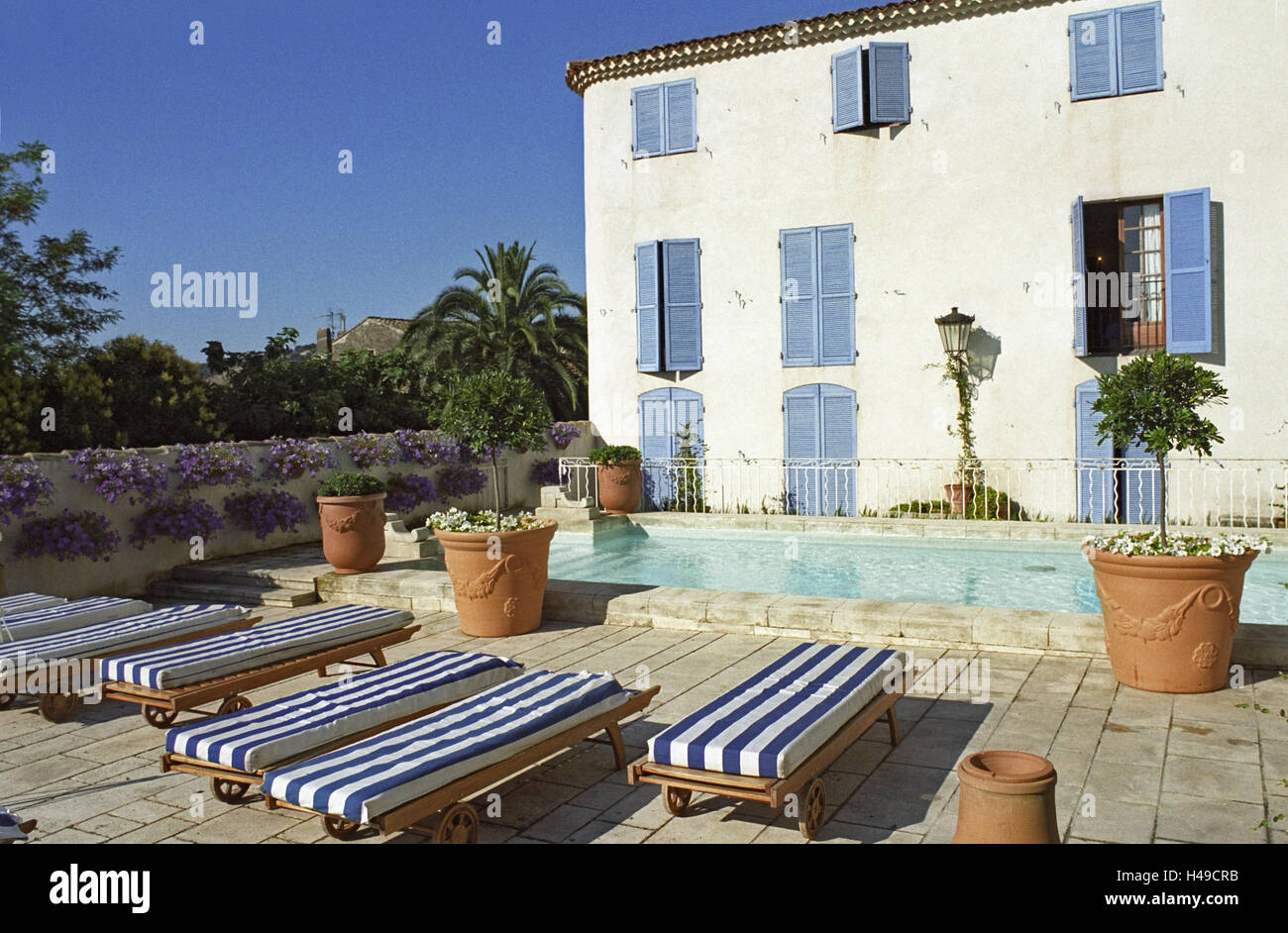 Hotel, swimming pool, sun benches, outside Stock Photo - Alamy
