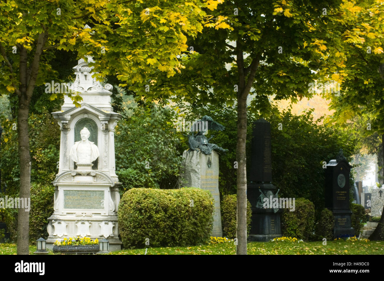 Austria, Vienna, central cemetery, autumnal mood on the Viennese ...