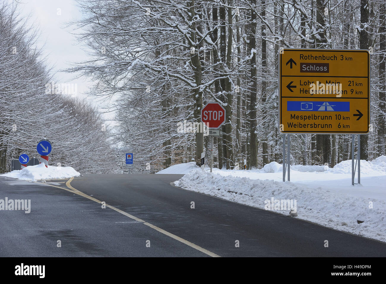 Stop sign snow trees hi-res stock photography and images - Alamy