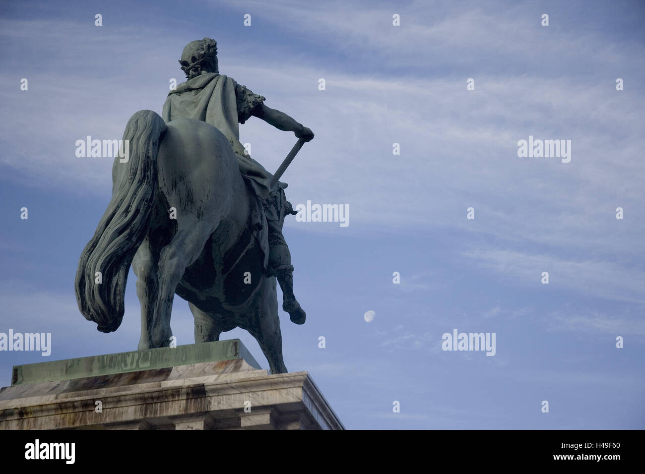 Denmark, Copenhagen, Amalienborg slot, forecourt, equestrian statue ...