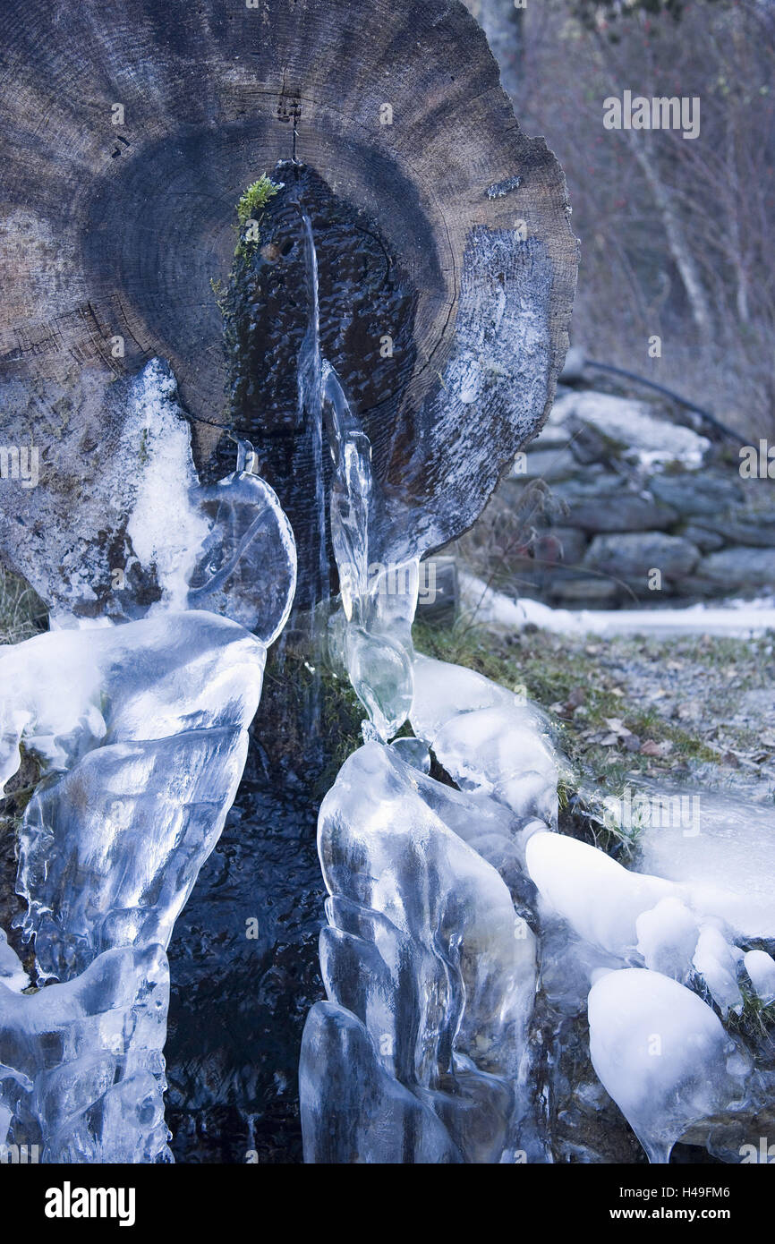 Wood, wayside, wooden well, leaky, water, ice, winter, trunk, strain ...