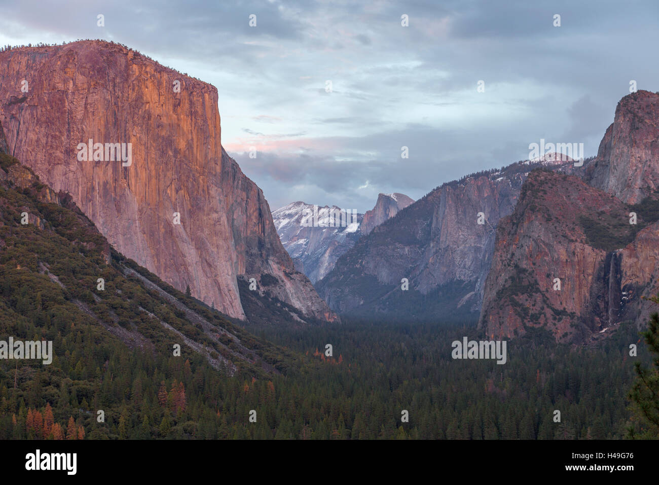 Yosemite Valley, California as seen from Tunnel View Stock Photo - Alamy