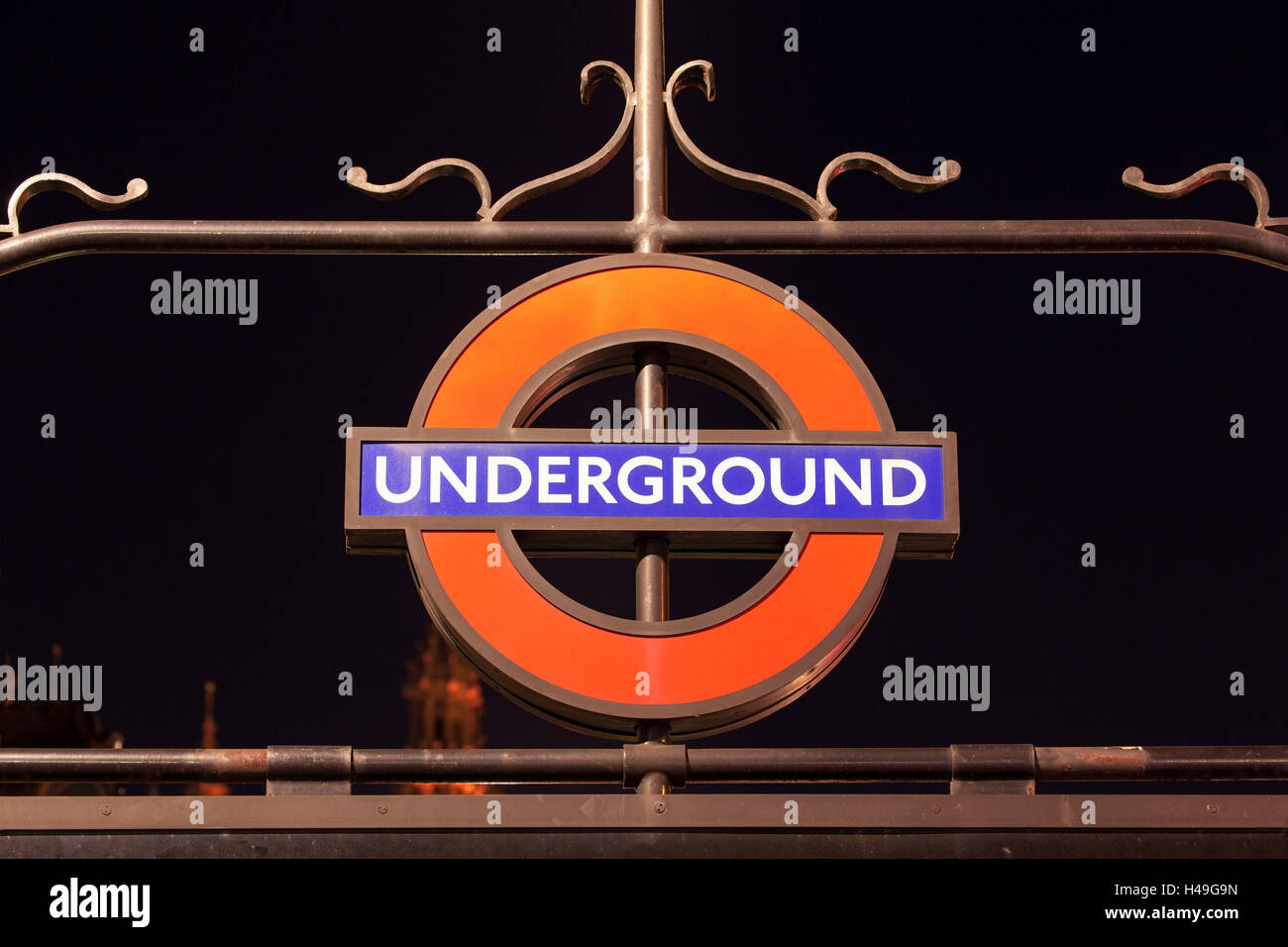 London underground logo hi-res stock photography and images - Alamy