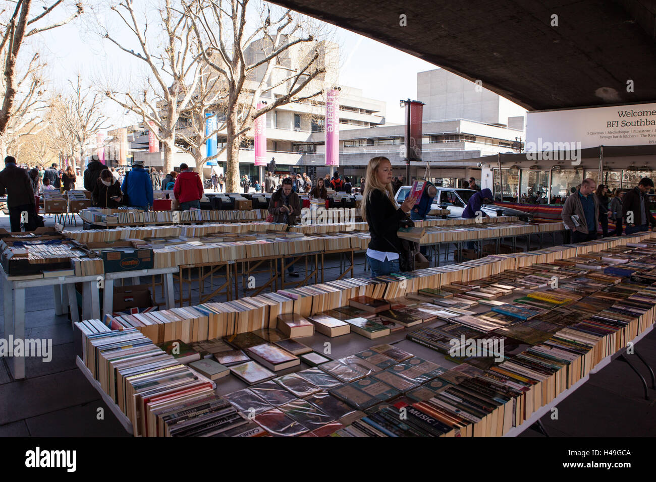 Flea market books hi-res stock photography and images - Alamy