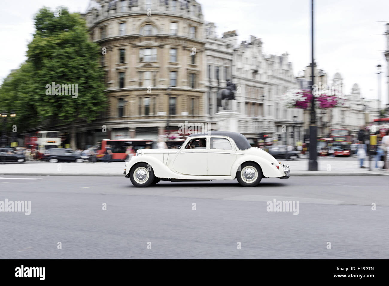 Vintage car street scene hi-res stock photography and images - Alamy