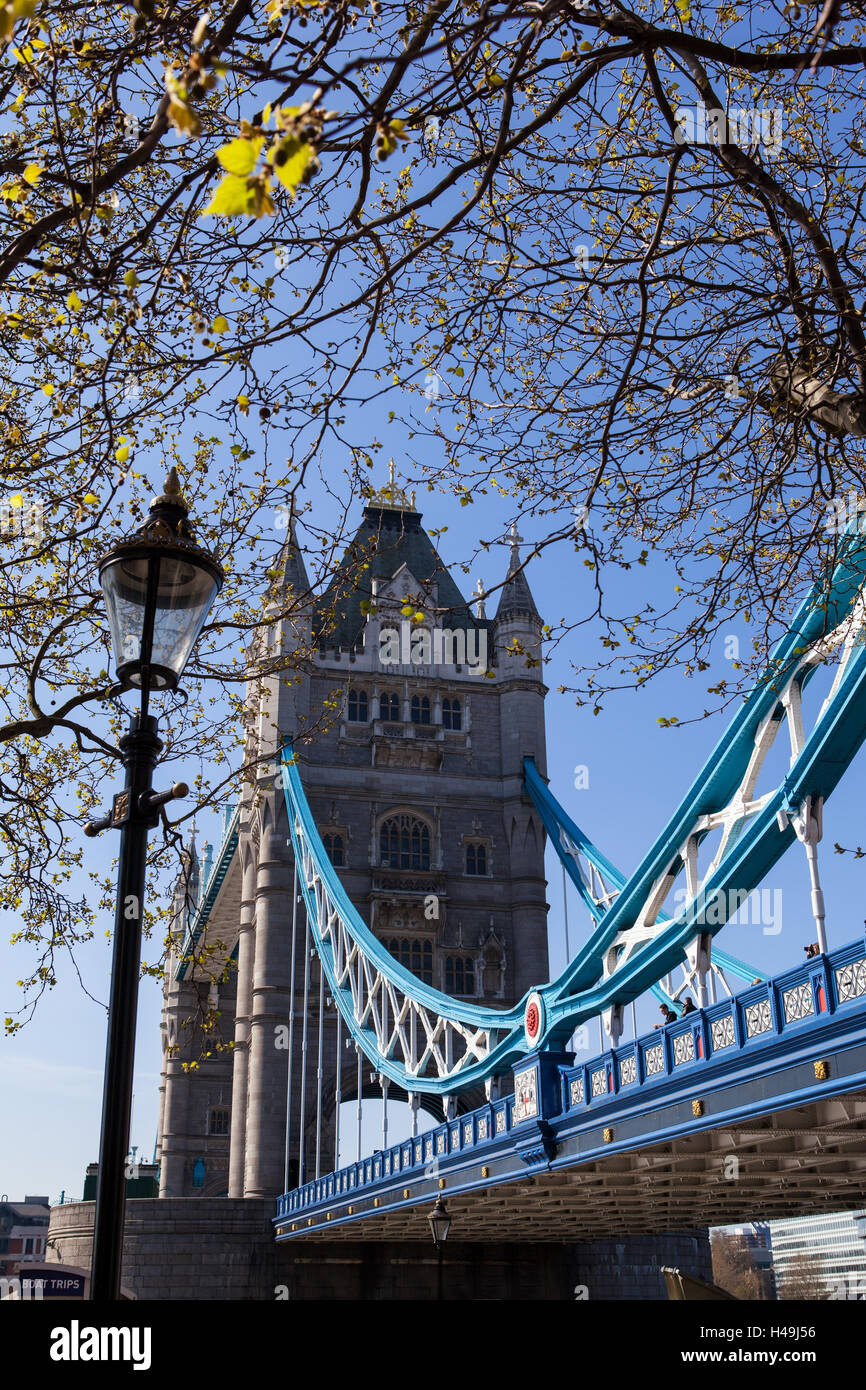 London tour bridge spring hi-res stock photography and images - Alamy