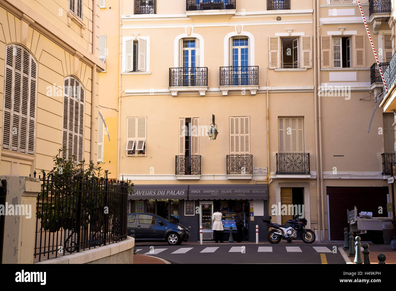 Tourist before a shop window hi-res stock photography and images - Alamy