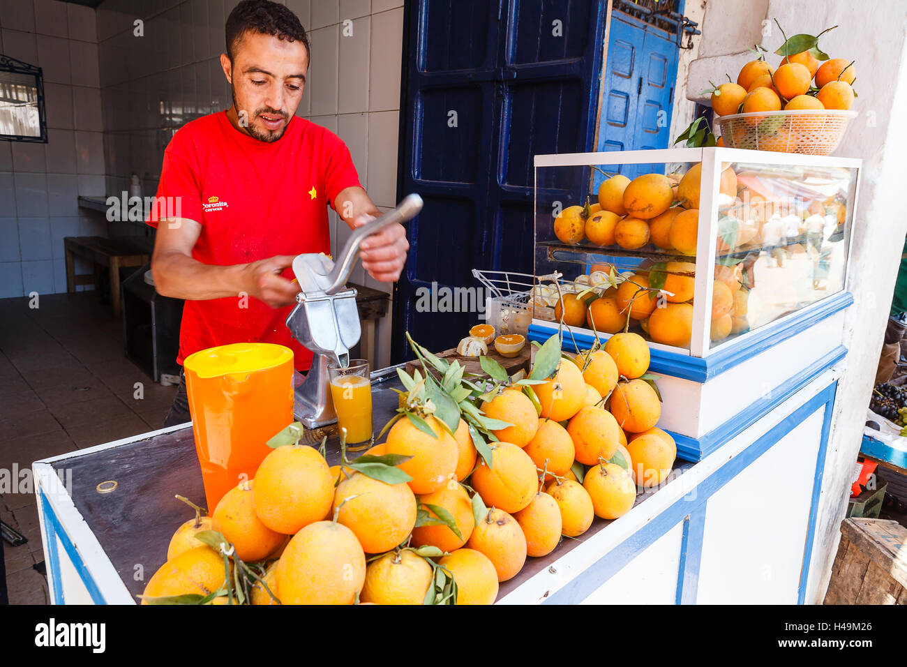 Making fresh orange juice, Essaouira, Morocco Stock Photo - Alamy