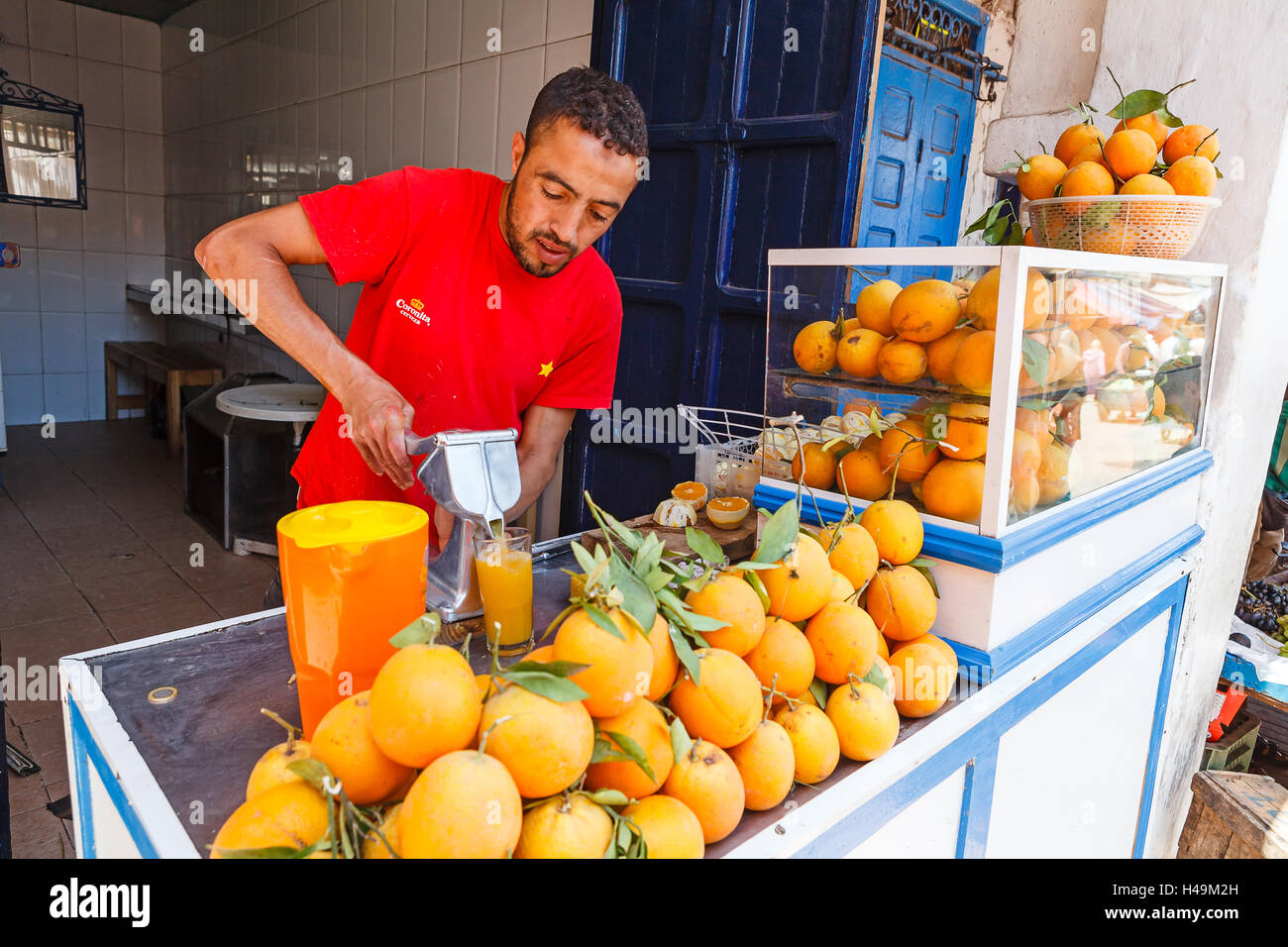 Making fresh orange juice, Essaouira, Morocco Stock Photo - Alamy
