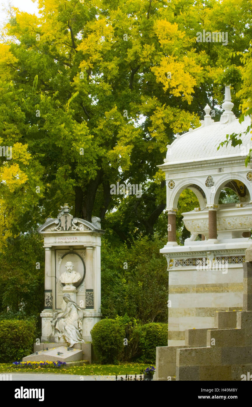 Austria, Vienna, central cemetery, autumnal mood on the Viennese ...