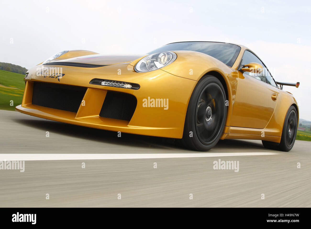 Bronze car hi-res stock photography and images - Alamy