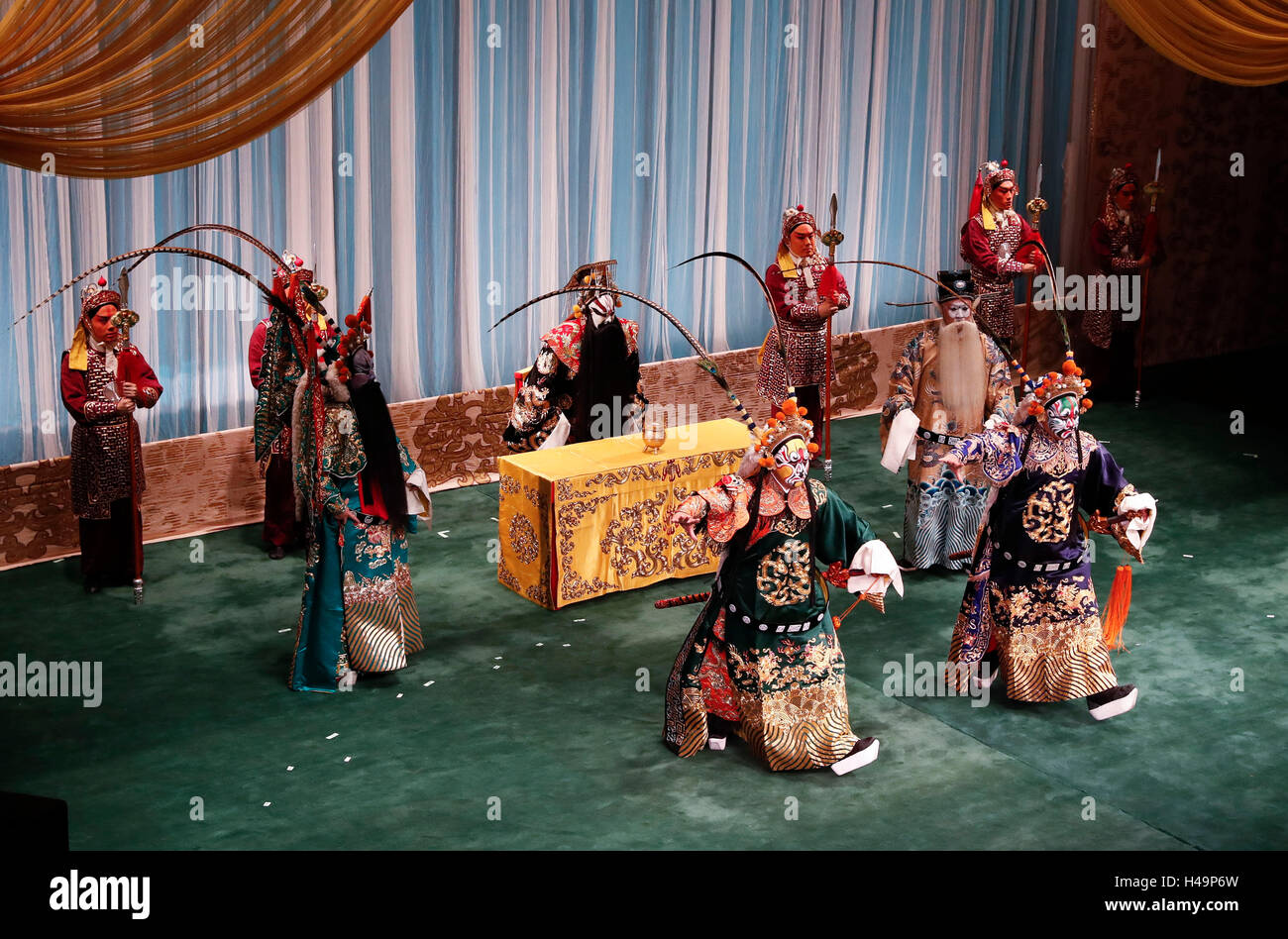 Pictured on stage hi-res stock photography and images - Alamy