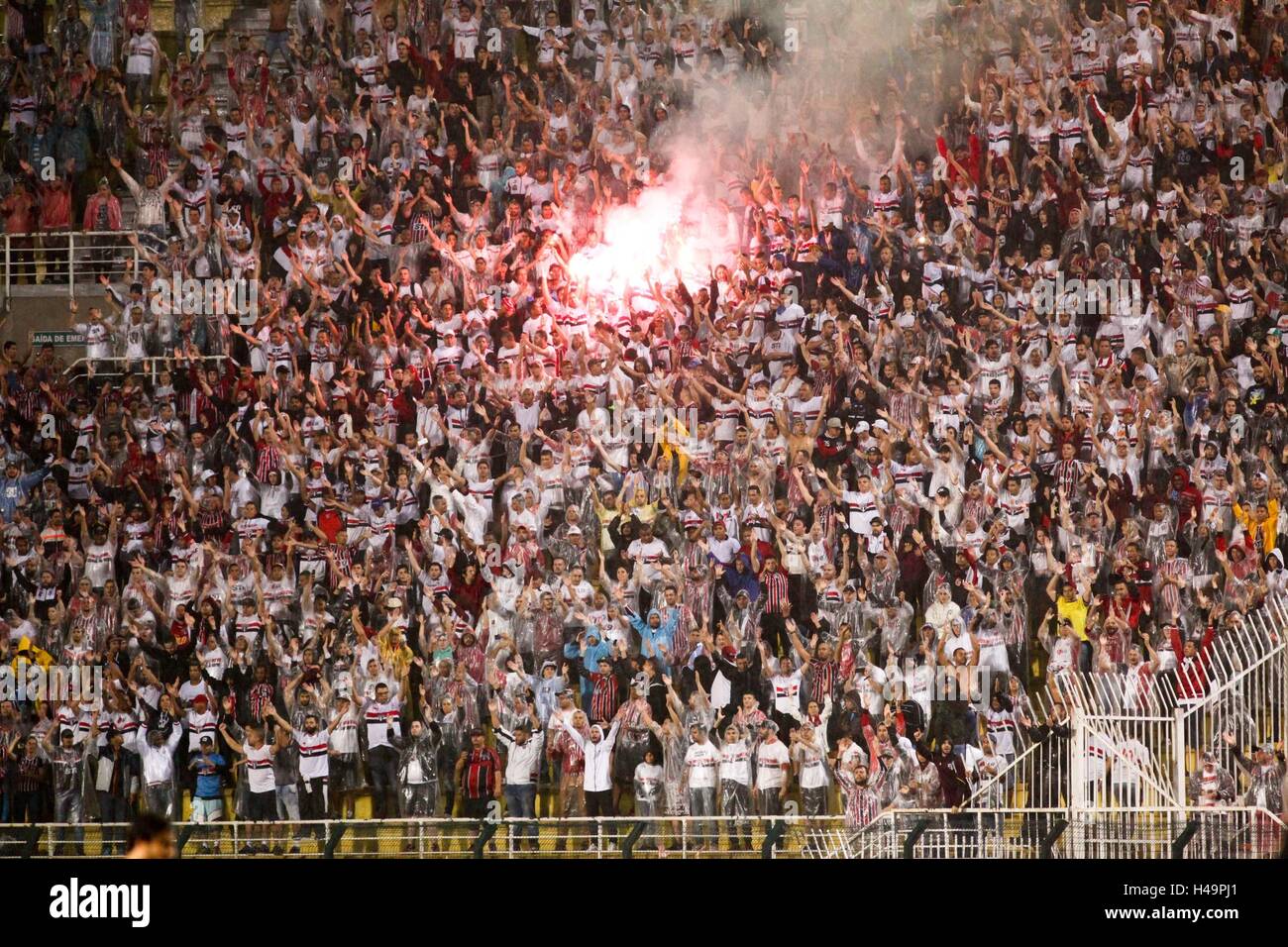 SÃO PAULO, SP - 13.10.2016: SÃO PAULO X SANTOS - Fans of São Paulo ...
