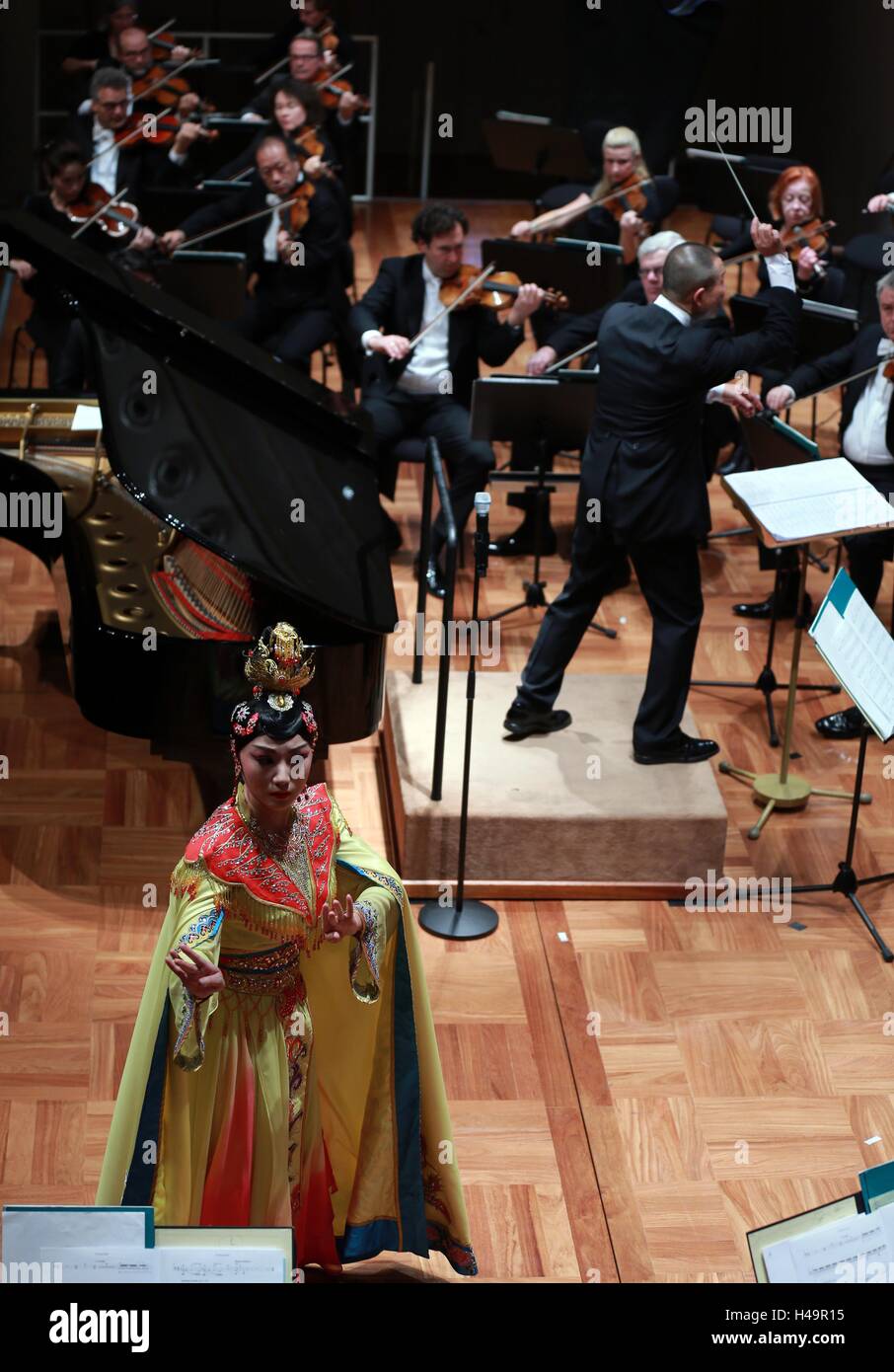 Ludwigshafen. 13th Oct, 2016. Peking Opera singer Xiao Di (Front ...