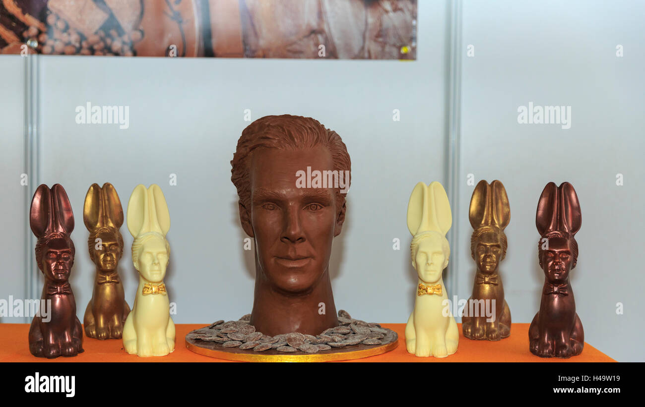 Kensington Olympia, London, 13th October 2016. A chocolate bust of ...