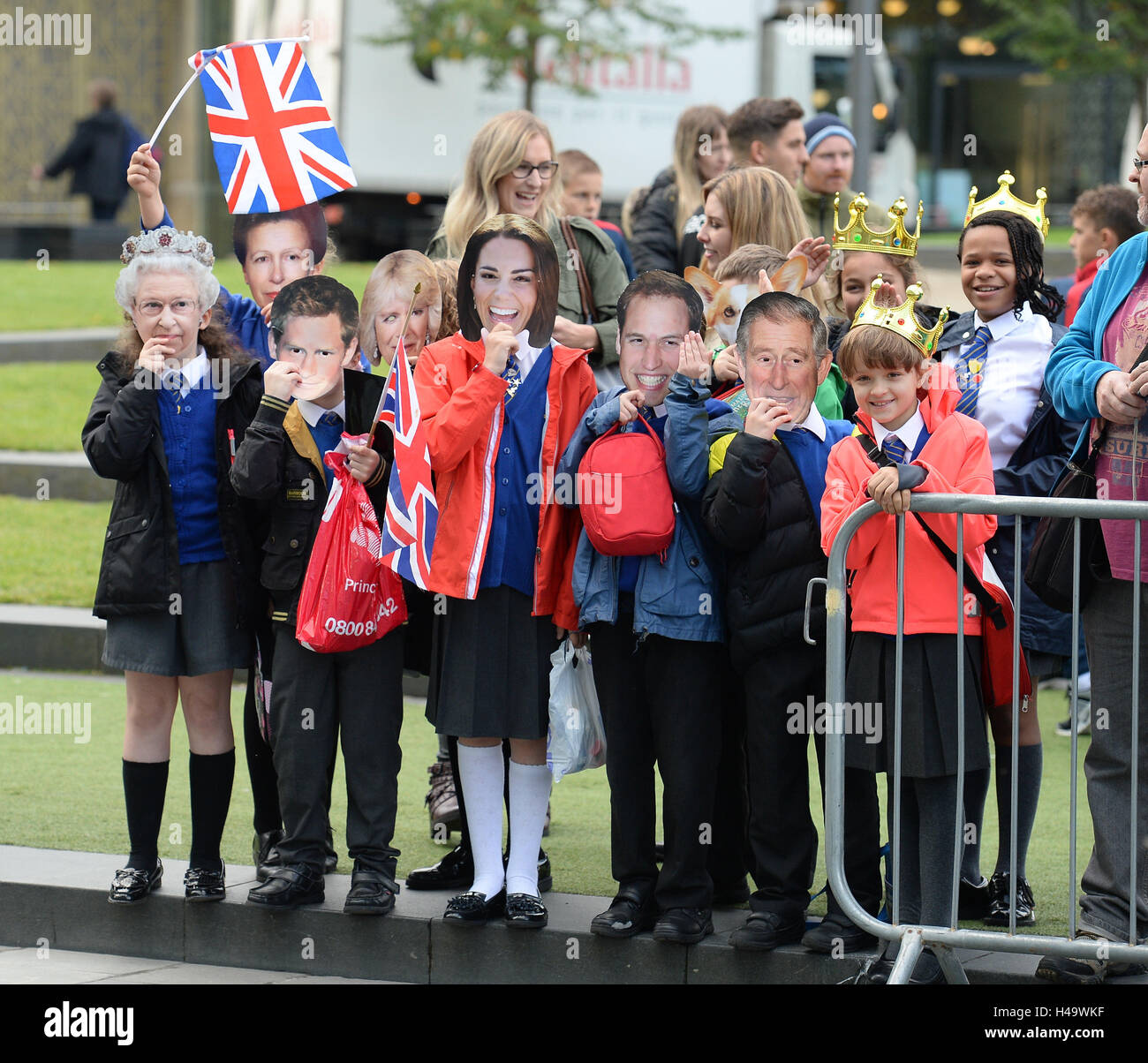 School children uk masks hi-res stock photography and images - Alamy