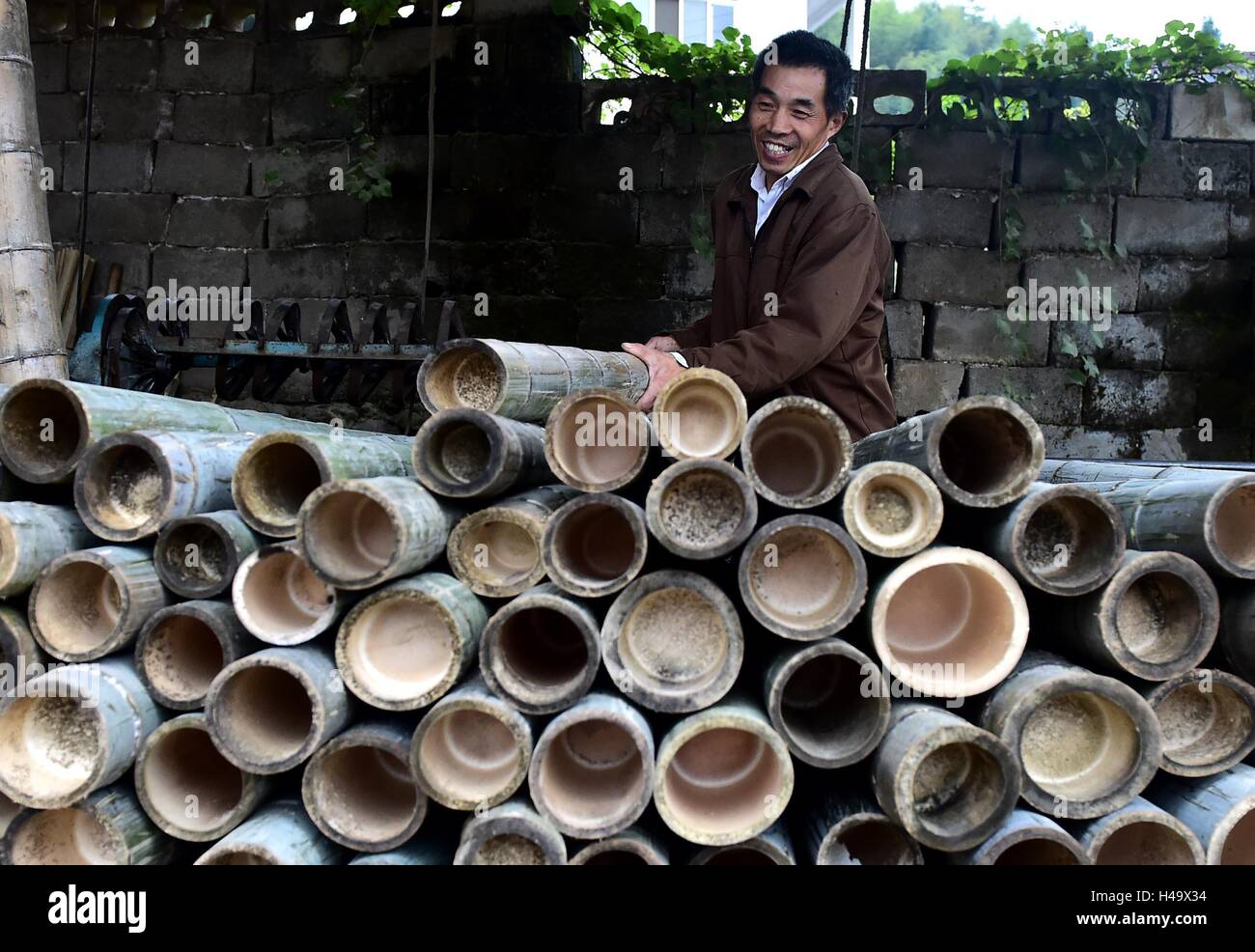 Hefei, China's Anhui Province. 12th Oct, 2016. Wang Guanghai arranges ...