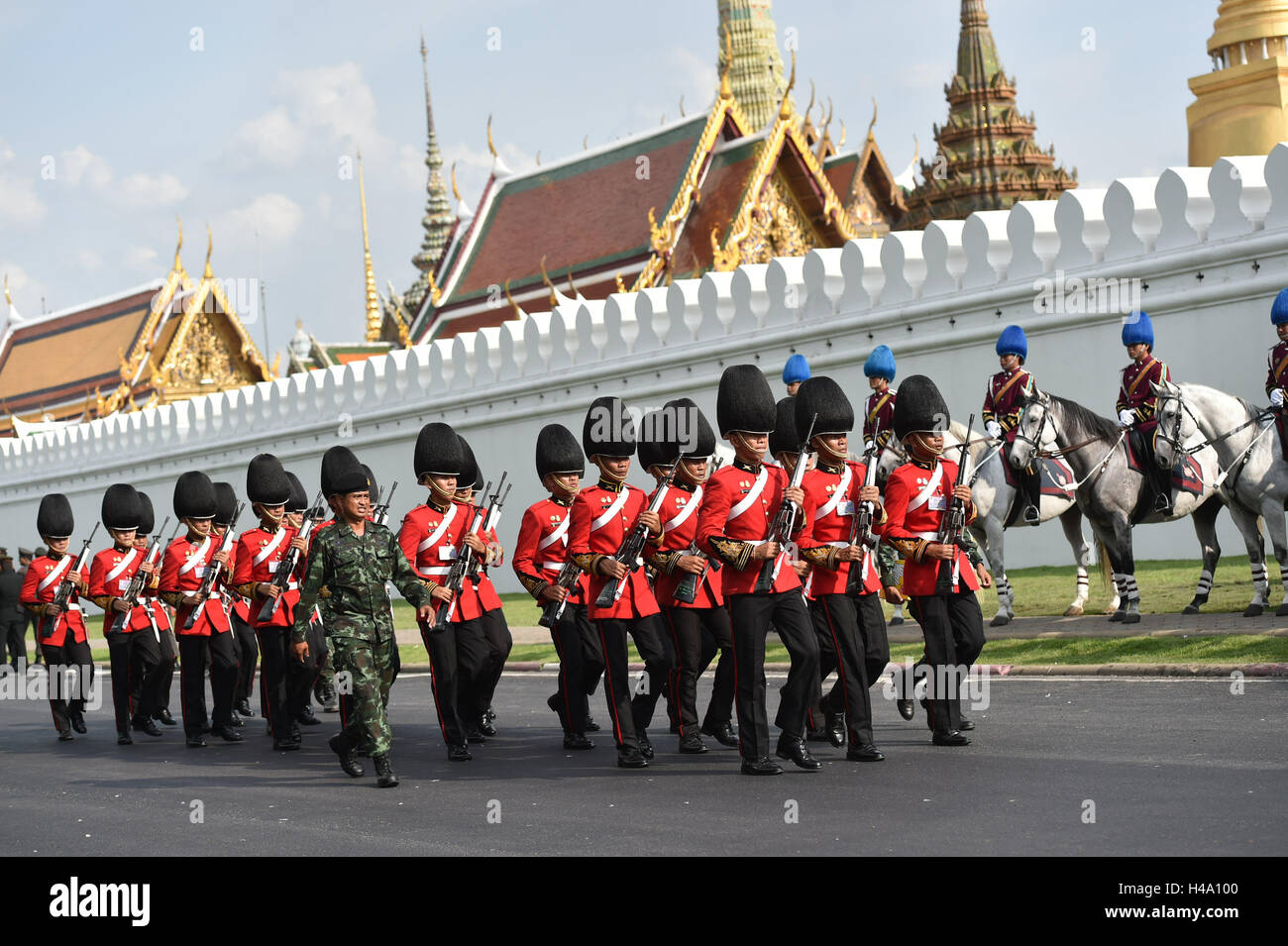 Bangkok, Thailand. 14th Oct, 2016. Thai Royal Guard march outside the ... Bangkok, Thailand. 14th Oct, 2016. Thai Royal Guard march outside the ...