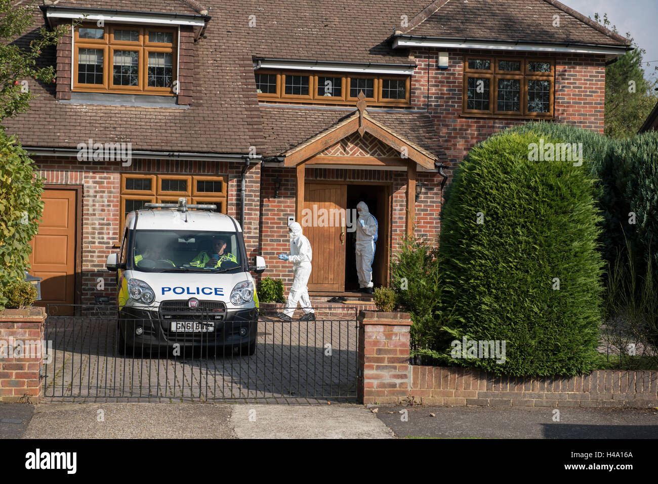 Gerrards Cross, Buckinghamshire, UK. 14th October 2016. Police vehicles ...