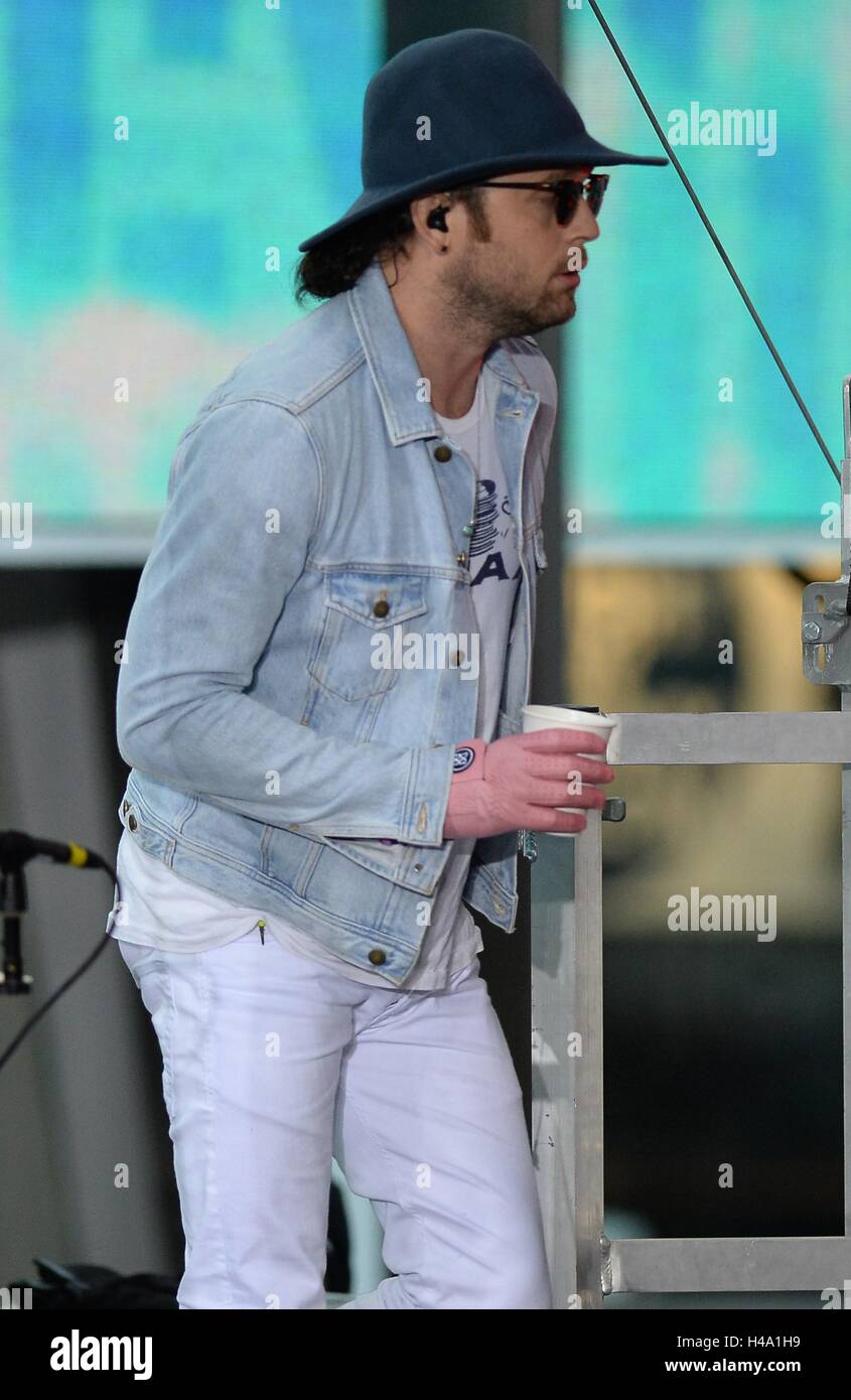 Nathan followill of kings of leon hi-res stock photography and images ...