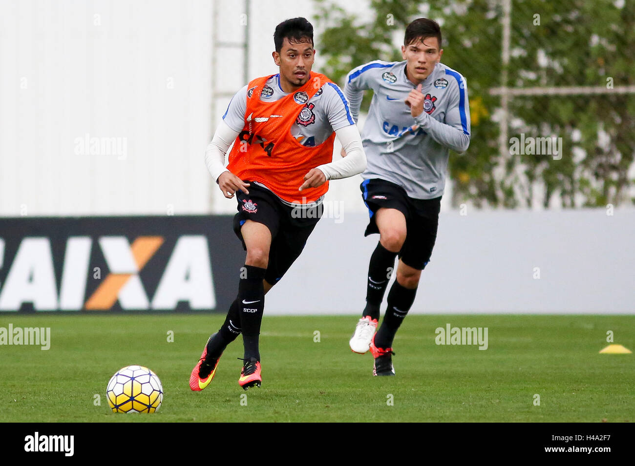 SÃO PAULO, SP - 14.10.2016: TREINO DO CORINTHIANS - Lucca and Isaac ...