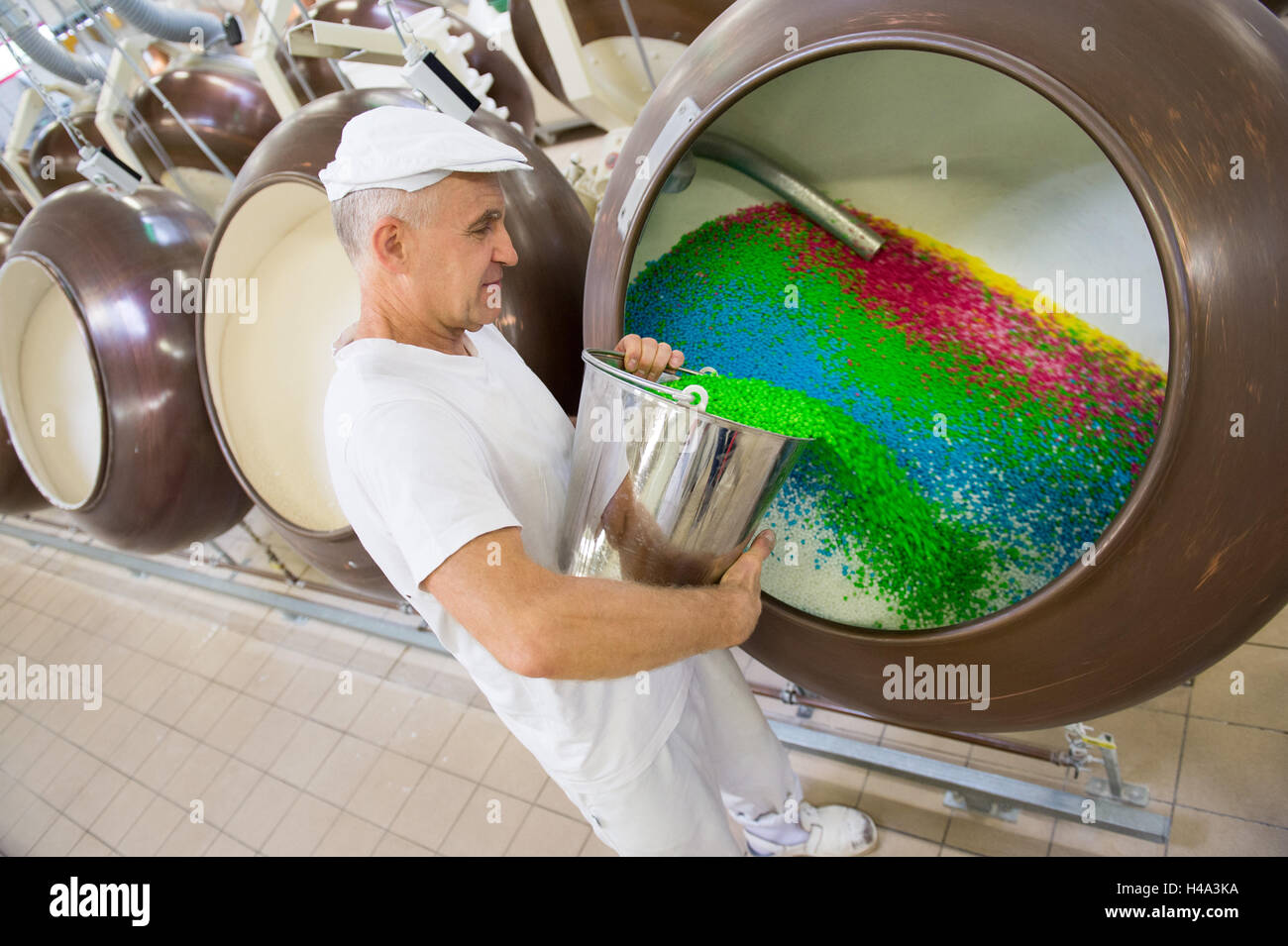 Gorlitz, Germany. 20th Sep, 2016. Employee of the sweets factory Rudolf ...